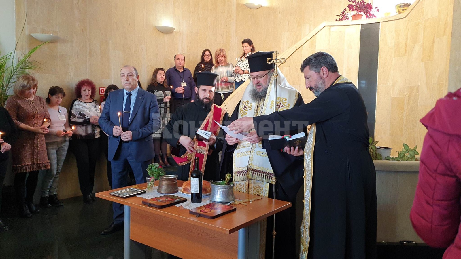 Водосвет за здраве и благоденствие бе отслужен в НОИ Враца СНИМКИ и ВИДЕО Konkurent Bg